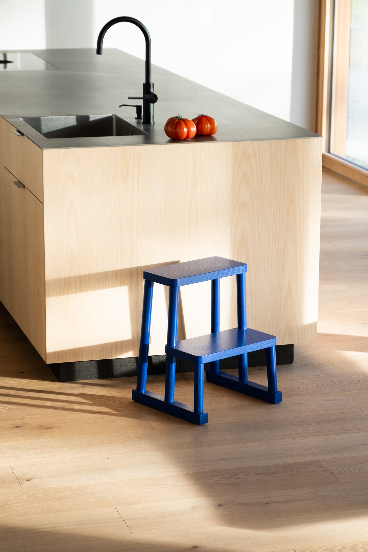 Design Tritthocker aus Massivholz – Edition 33
