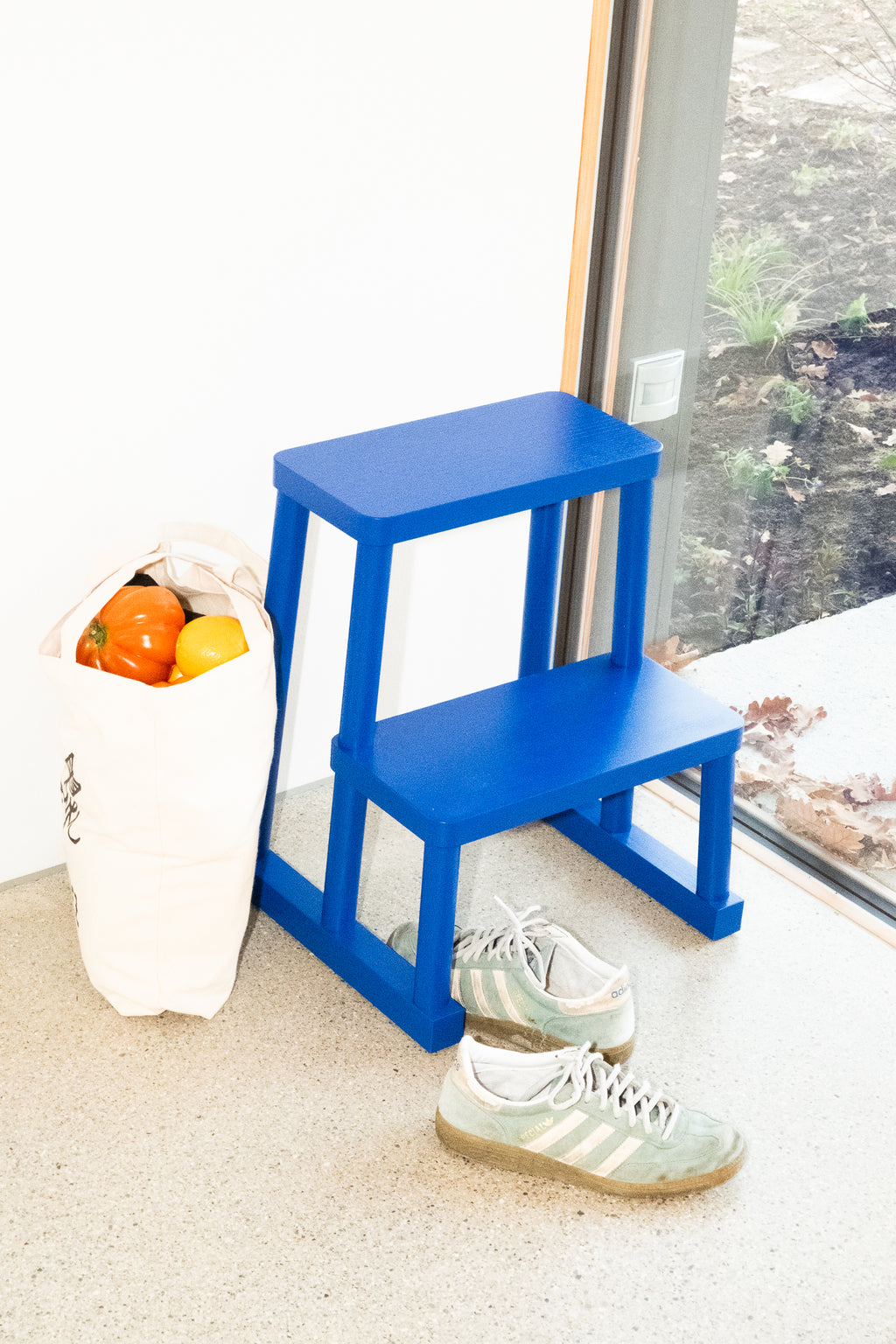 Design Tritthocker aus Massivholz – Edition 33