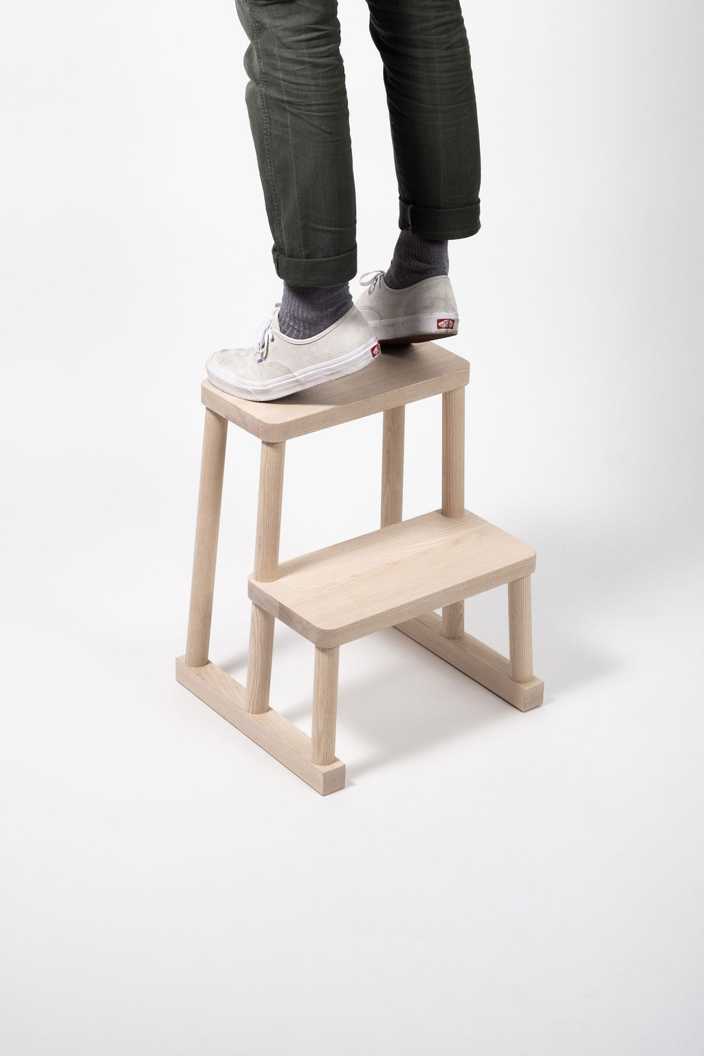 Design Tritthocker aus Massivholz – Edition 33